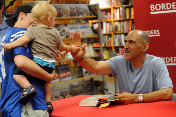 Former NFL coach Tony Dungy talks about his new book at Borders