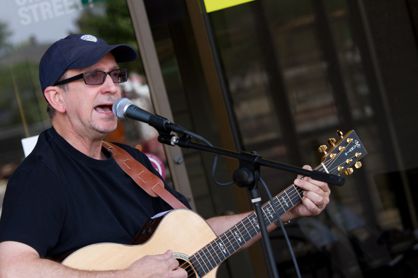 Bill Edwards entertains concertgoers on the AnnArbor.com patio