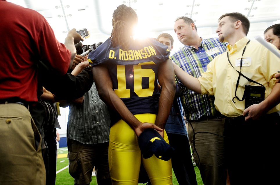 Vote for your favorite photo of Denard Robinson
