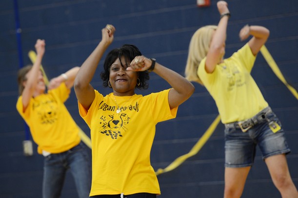 Logan Elementary staff surprises students with flash mob on last day of ...