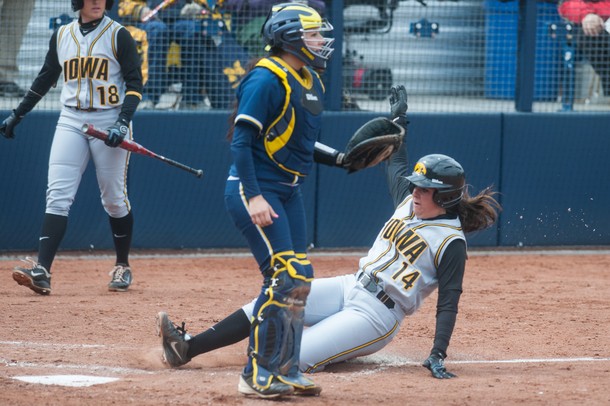 Michigan softball extends win streak to 19 games with 5-3 win over Iowa