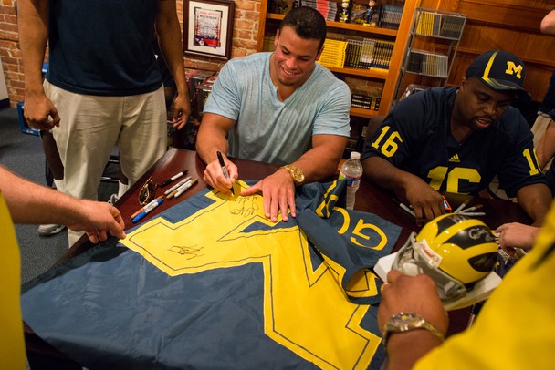 Denard Robinson, ex-Michigan teammates and Marcus Ray sign autographs ...