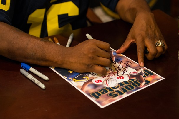 Denard Robinson, ex-Michigan teammates and Marcus Ray sign autographs ...