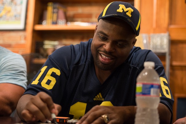 Denard Robinson, ex-Michigan teammates and Marcus Ray sign autographs ...