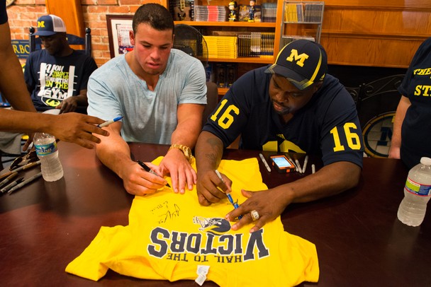 Denard Robinson, ex-Michigan teammates and Marcus Ray sign autographs ...