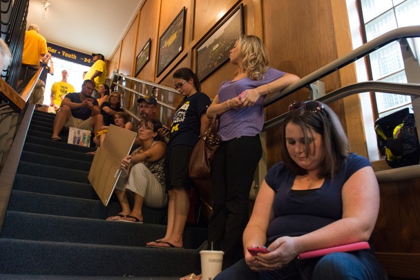 Denard Robinson, ex-Michigan teammates and Marcus Ray sign autographs ...