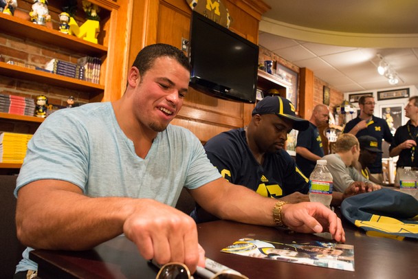Denard Robinson, ex-Michigan teammates and Marcus Ray sign autographs ...