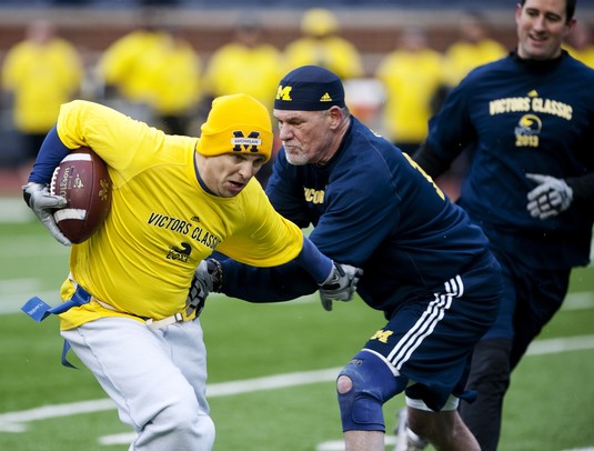 More than 80 former Michigan players take to Michigan Stadium for ...