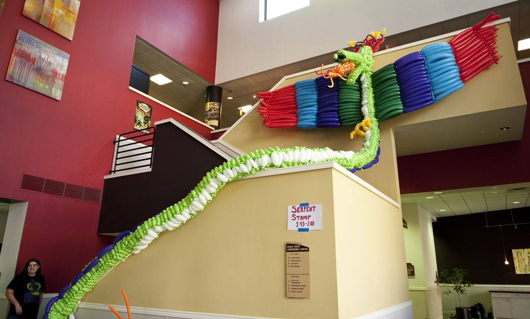 Balloon sculptor creates 40-foot dragon at Marriott in Ypsilanti