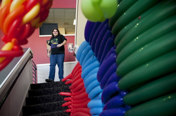 Balloon sculptor creates 40-foot dragon at Marriott in Ypsilanti