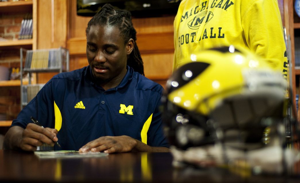 Fans inundate M Den store to meet Denard Robinson