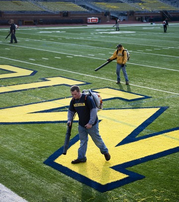 More than 300 volunteers clean up the Big House following Michigan ...