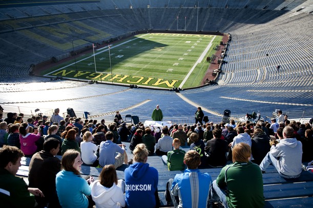 More than 300 volunteers clean up the Big House following Michigan ...