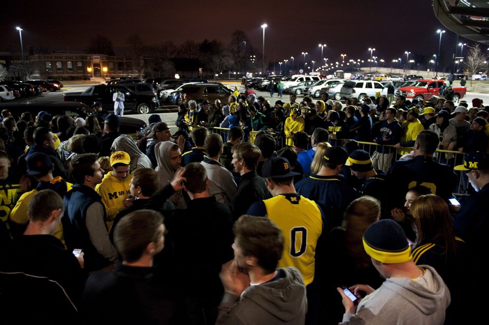 Hundreds of fans greet Final Four bound Michigan basketball team at ...