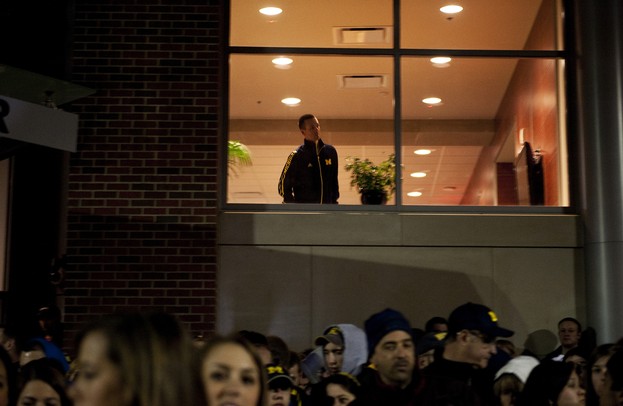 Hundreds of fans greet Final Four bound Michigan basketball team at ...