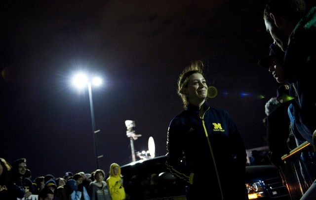 Hundreds of fans greet Final Four bound Michigan basketball team at ...