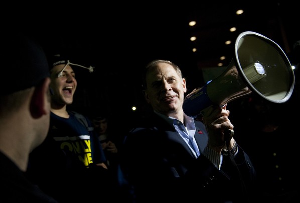 Hundreds of fans greet Final Four bound Michigan basketball team at ...
