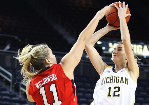 Kate Thompson scores 17 points in Michigan's 55-50 women's basketball ...